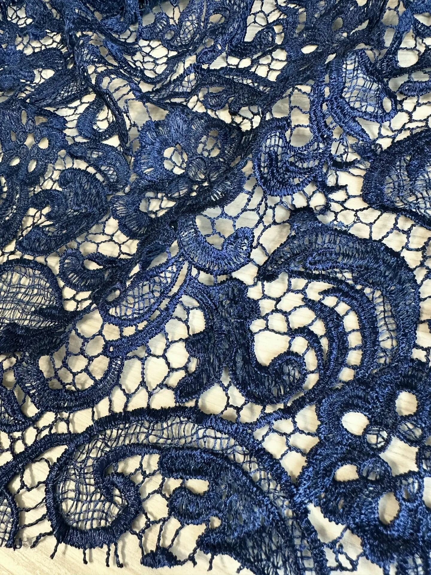 1м Гипюр кружевная ткань для шитья и рукоделия. Цвет темно-синий/крупный цветок. Ширина 120 см, плотность 300