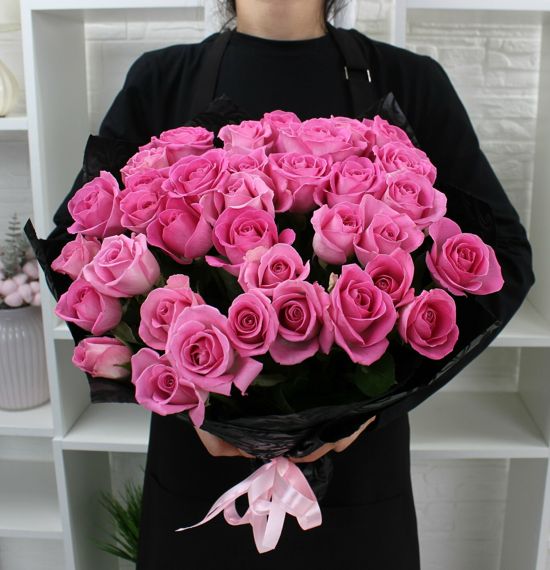 Монобукет THE FLOREAL розовая роза 35 штук, высота 40 см, с бантом