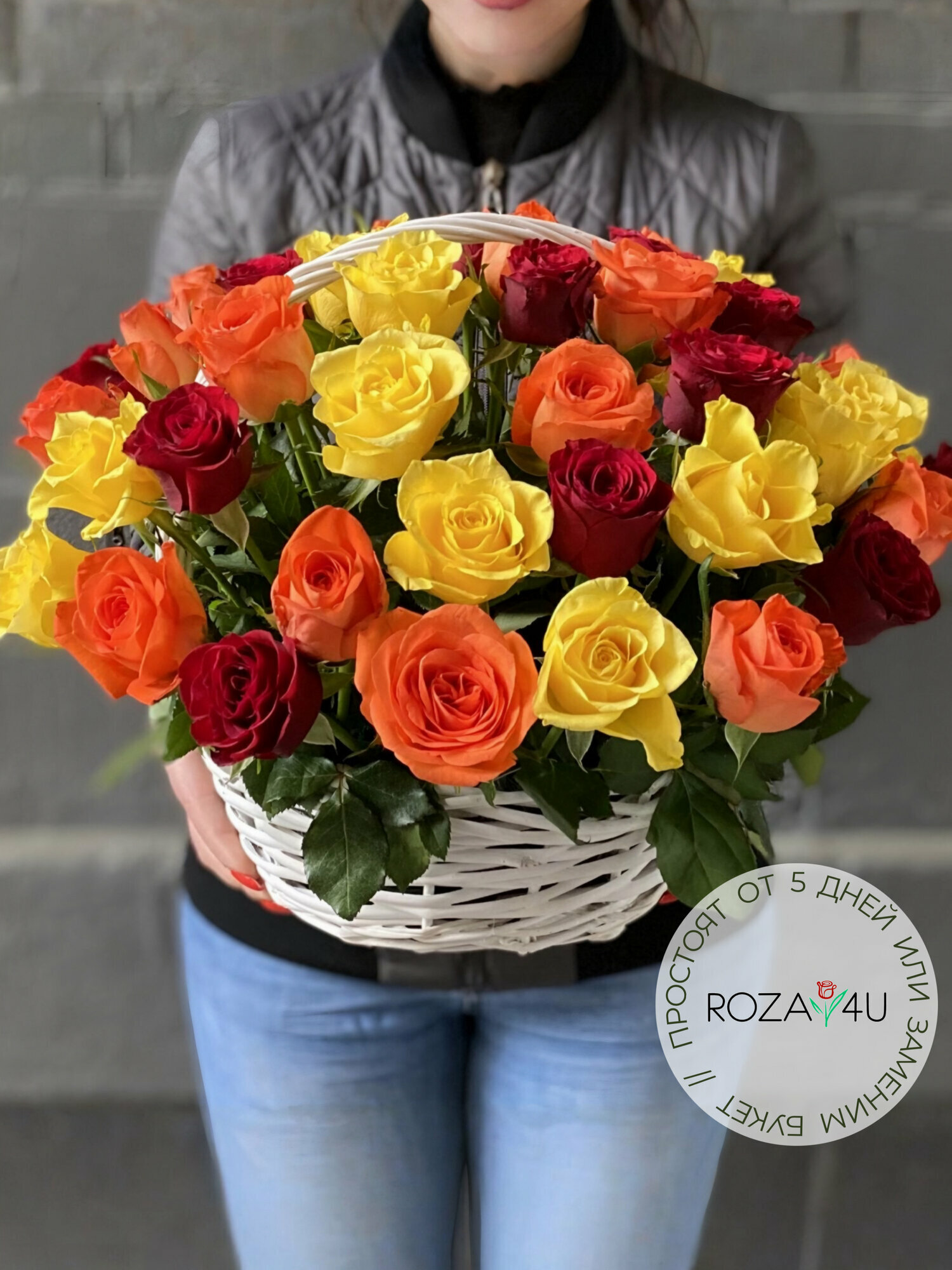 Букет живых цветов 51 роза Яркий микс, в корзине, от бренда ROZA4U