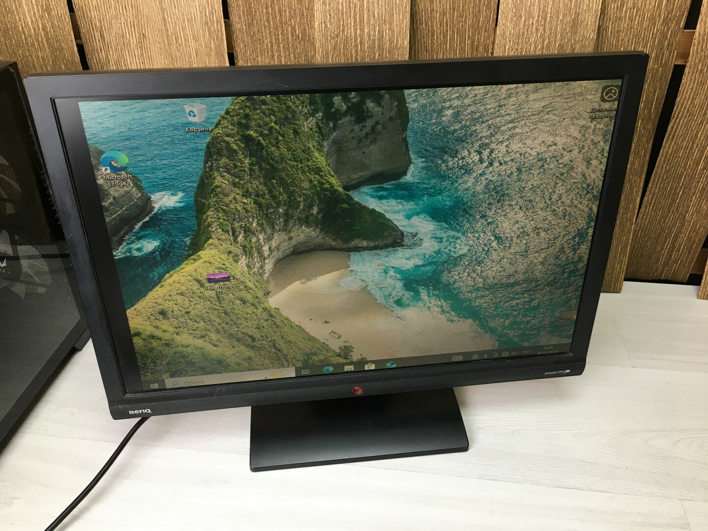 Монитор 22" Benq G2200W DVI VGA 3 незаметных точки на экране