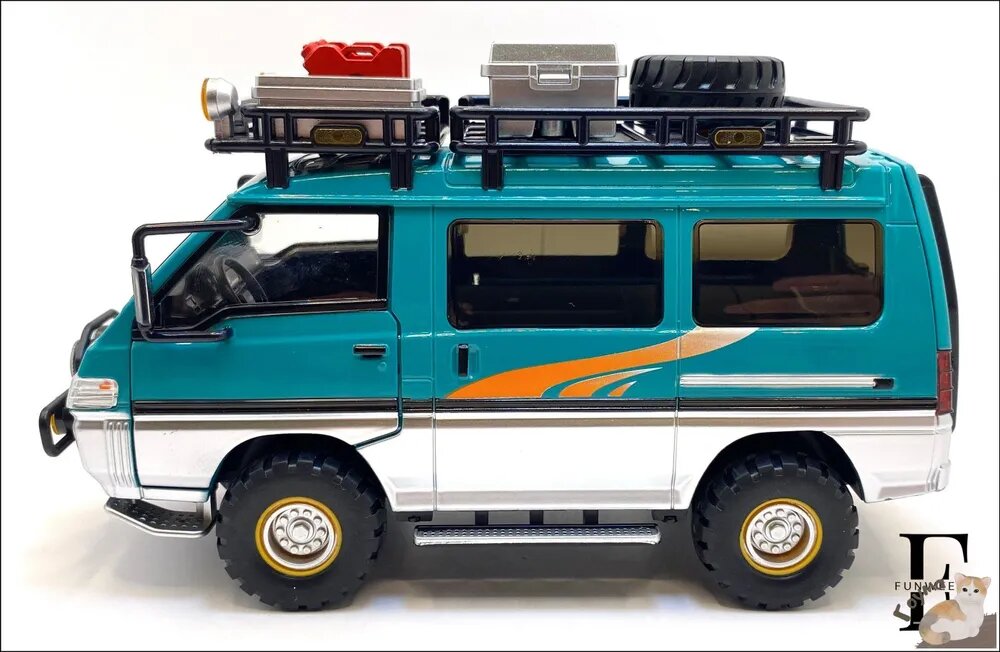 Модель машинки Mitsubishi Delica 1:24, бирюзовая, с аксессуарами, металл, ABS пластик, световые эффекты, открывающиеся двери, капот, багажник — фото 1