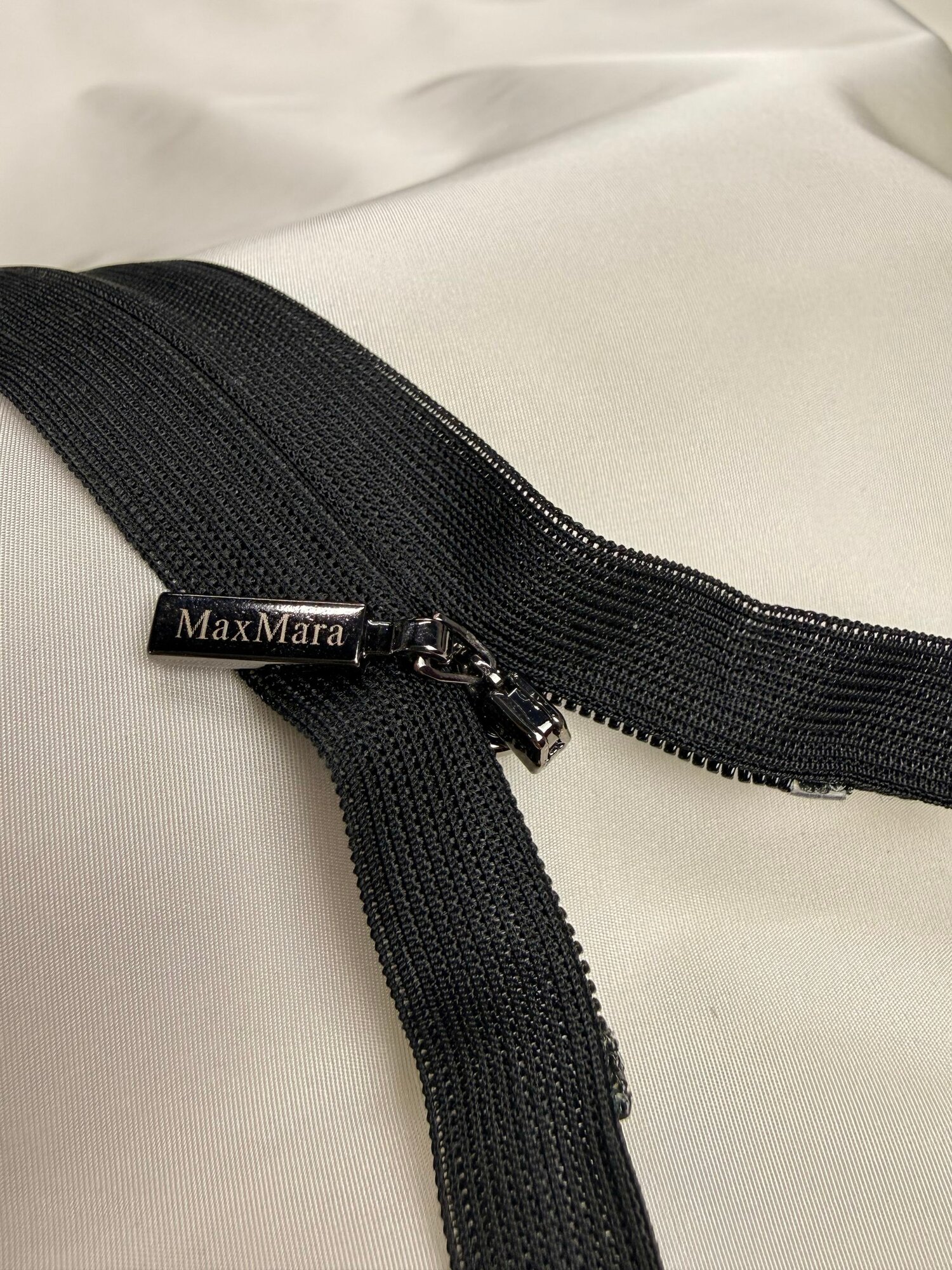 Молния потайная, пластиковая, спиральная, неразъёмная, MaxMara - 42 см. Цвет тесьмы черный. Производство Uz Италия