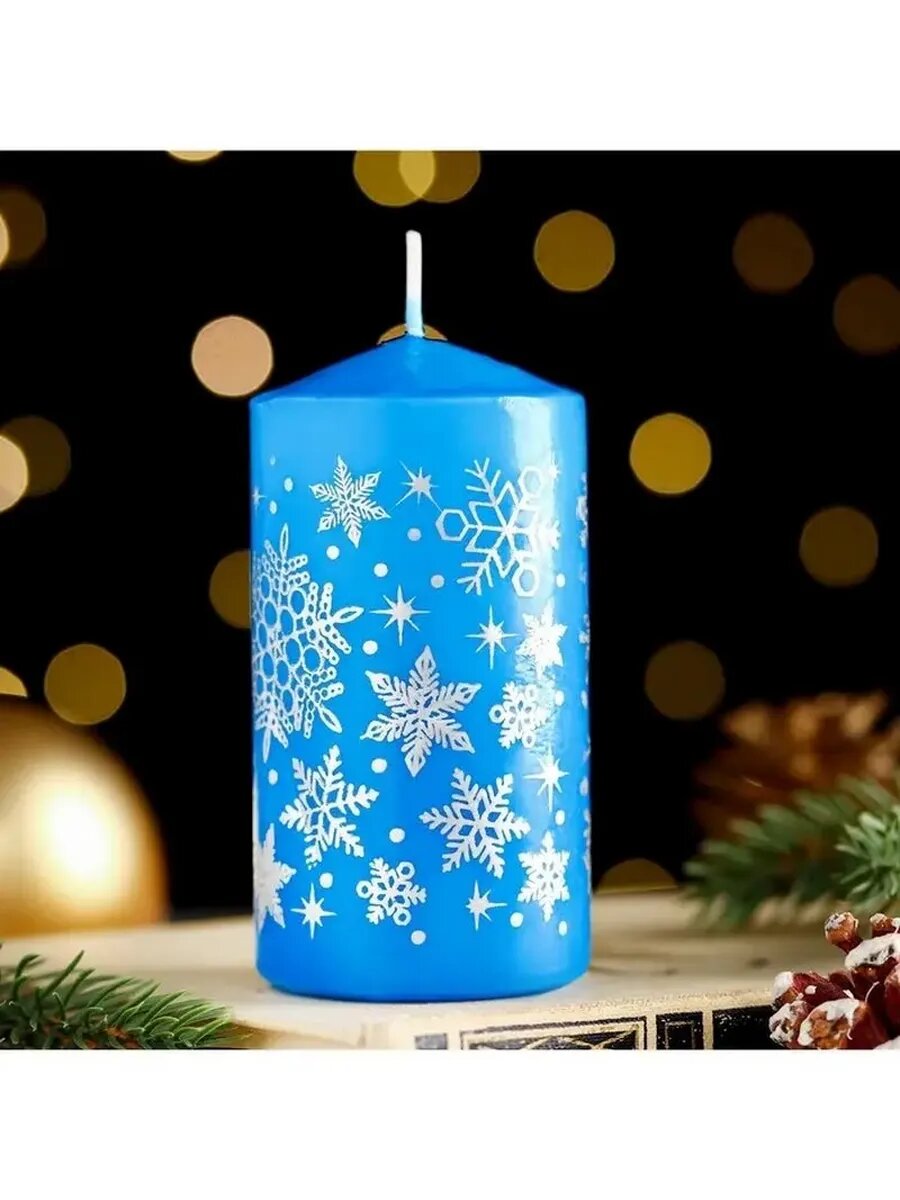 Новогодняя свеча с снежинками и серебром