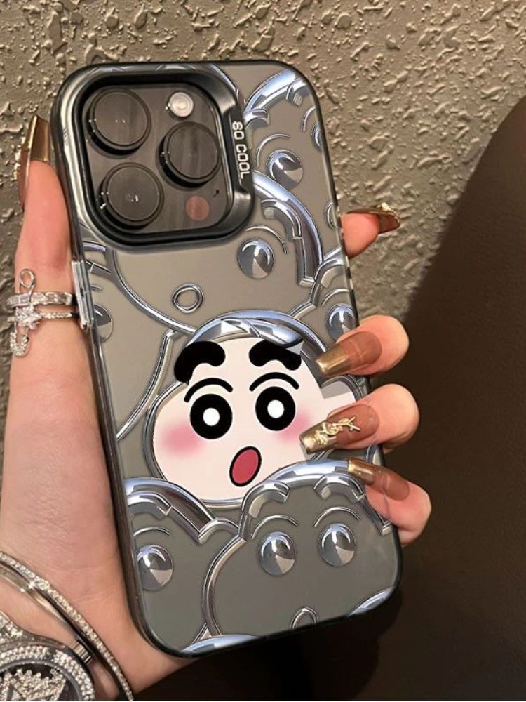 Чехол на Айфон 15 / IPhone 15 чёрный с большими глазами на фоне графического коллажа с надписями и элементами, создающий образ игривости и оптимизма.