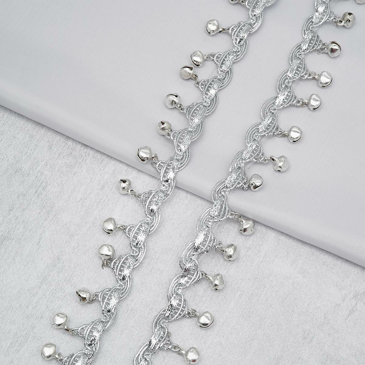 3Al208 Тесьма металлизированная с бубенчиками 2,5см*9,14м (серебро), 9.14 м