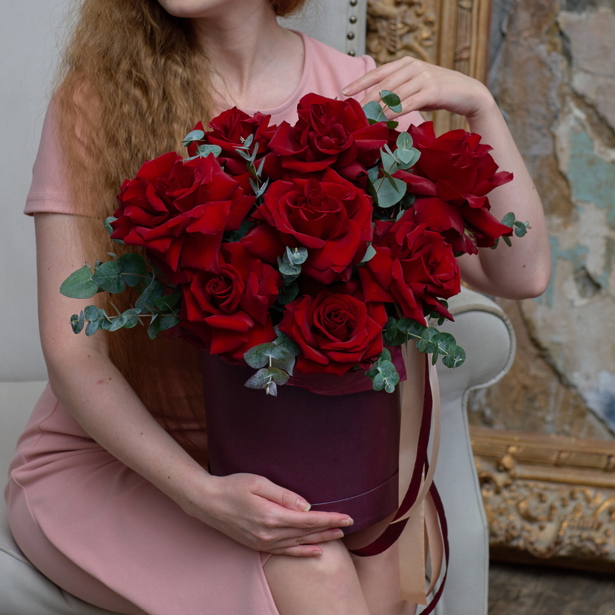 Цветы живые букет Flor-Pro Flowers из 11 красных эквадорских роз в шляпной коробке