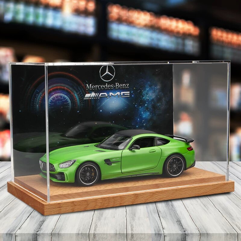 Модель автомобиля AMG GTR 1:25, алюминиевая, зеленая с деревянной подставкой и фоновым покрытием - коллекционный подарок