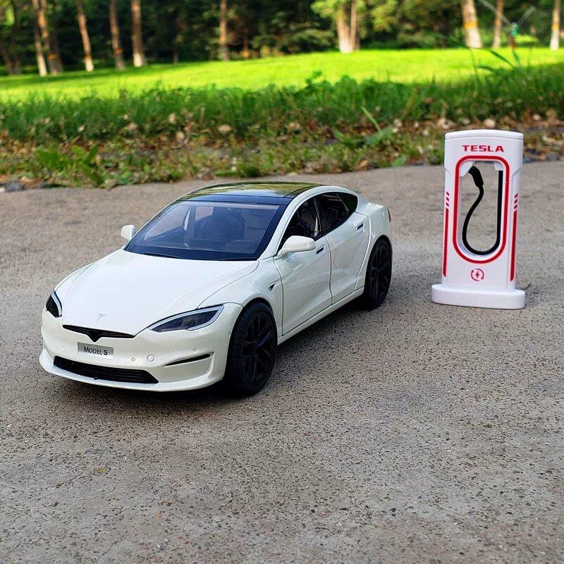 1:24 Масштабная модель Tesla Model S белого цвета из сплава с функцией света и звука для коллекций
