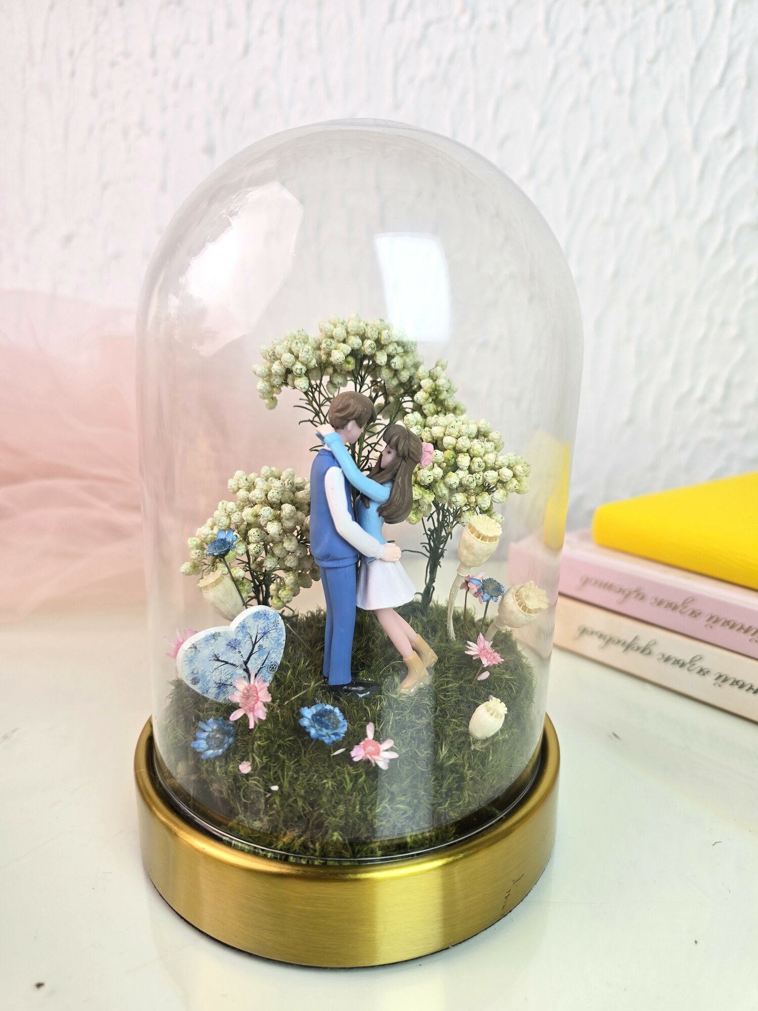 Флорариум в стеклянной колбе «Объятия», с фигурками влюбленных и стабилизированными цветами, композиция на 14 февраля