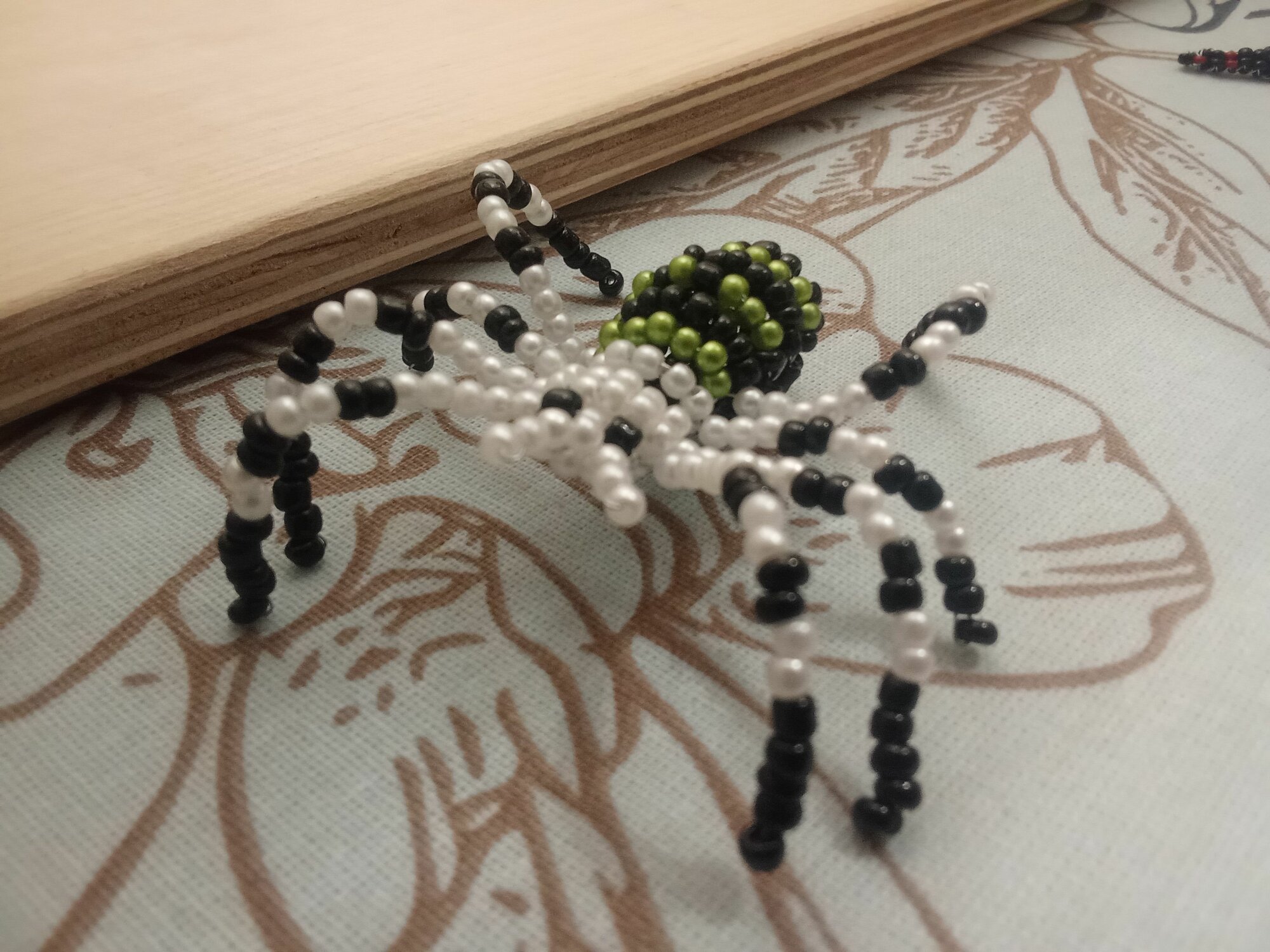 Фигурка из бисера паук