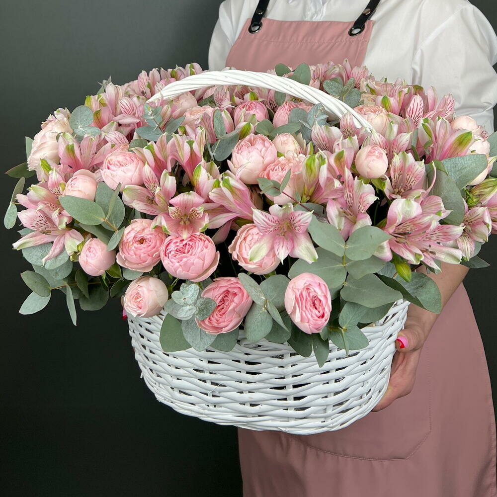 Цветы в корзине. Кустовые розы Мэнсфилд Парк и розовая Альстромерия (L)
