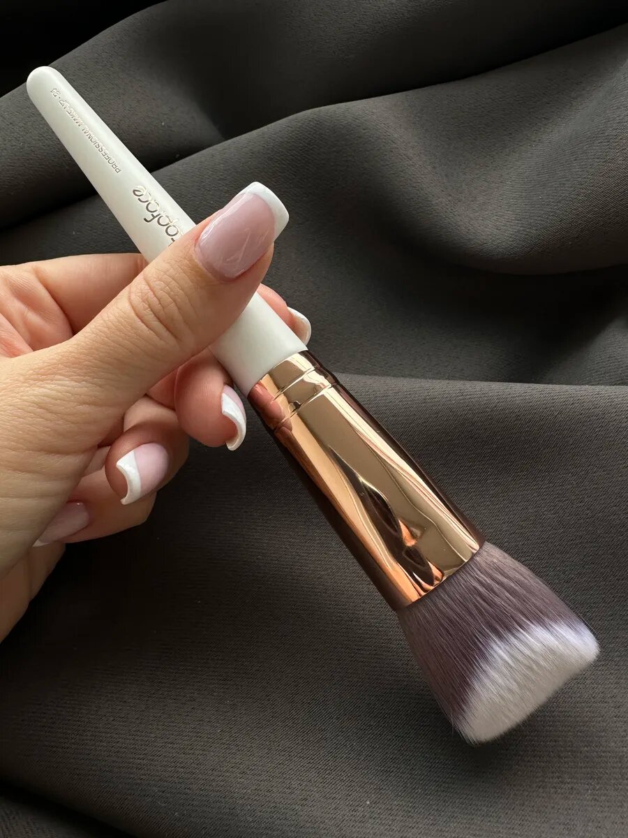 Topface Кисть для тональной основы Pro Foundation Brush F24
