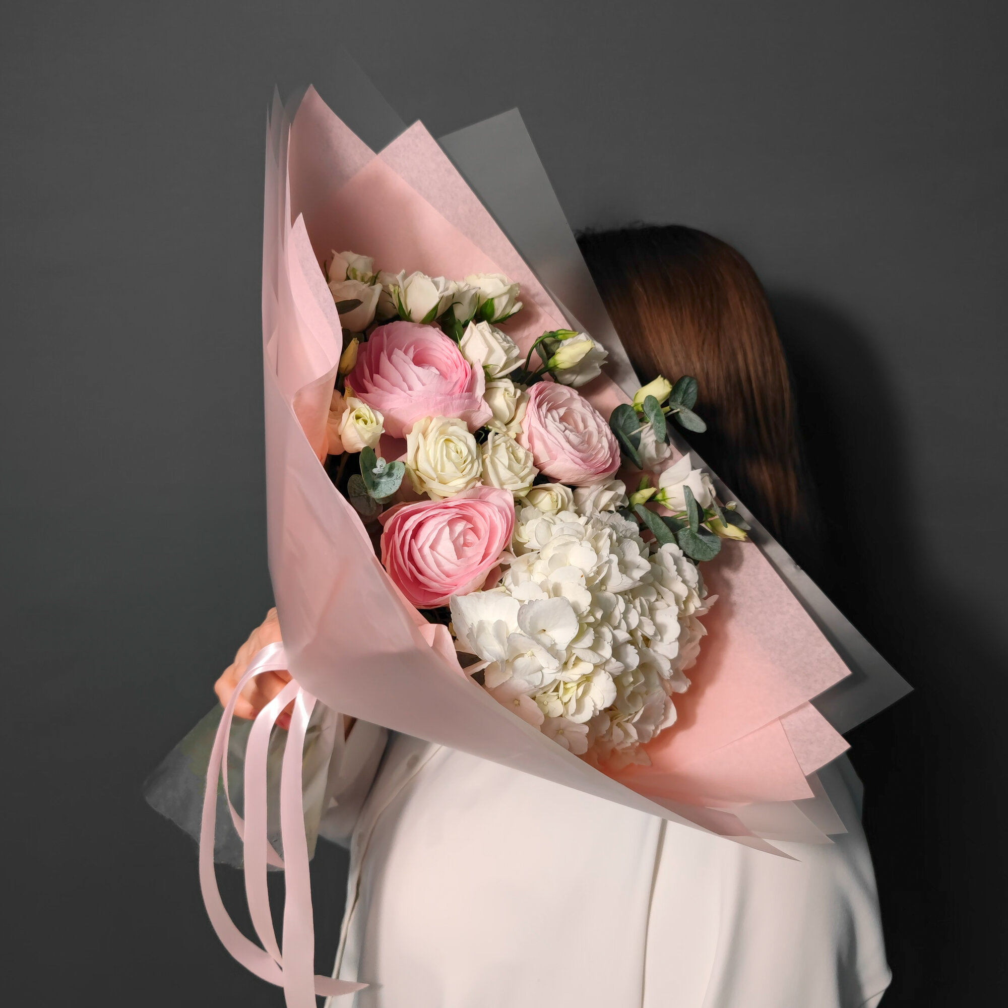 Цветы / Авторский букет с гортензией, ранункулюсами, эустомой и кустовой розой в матовой упаковке