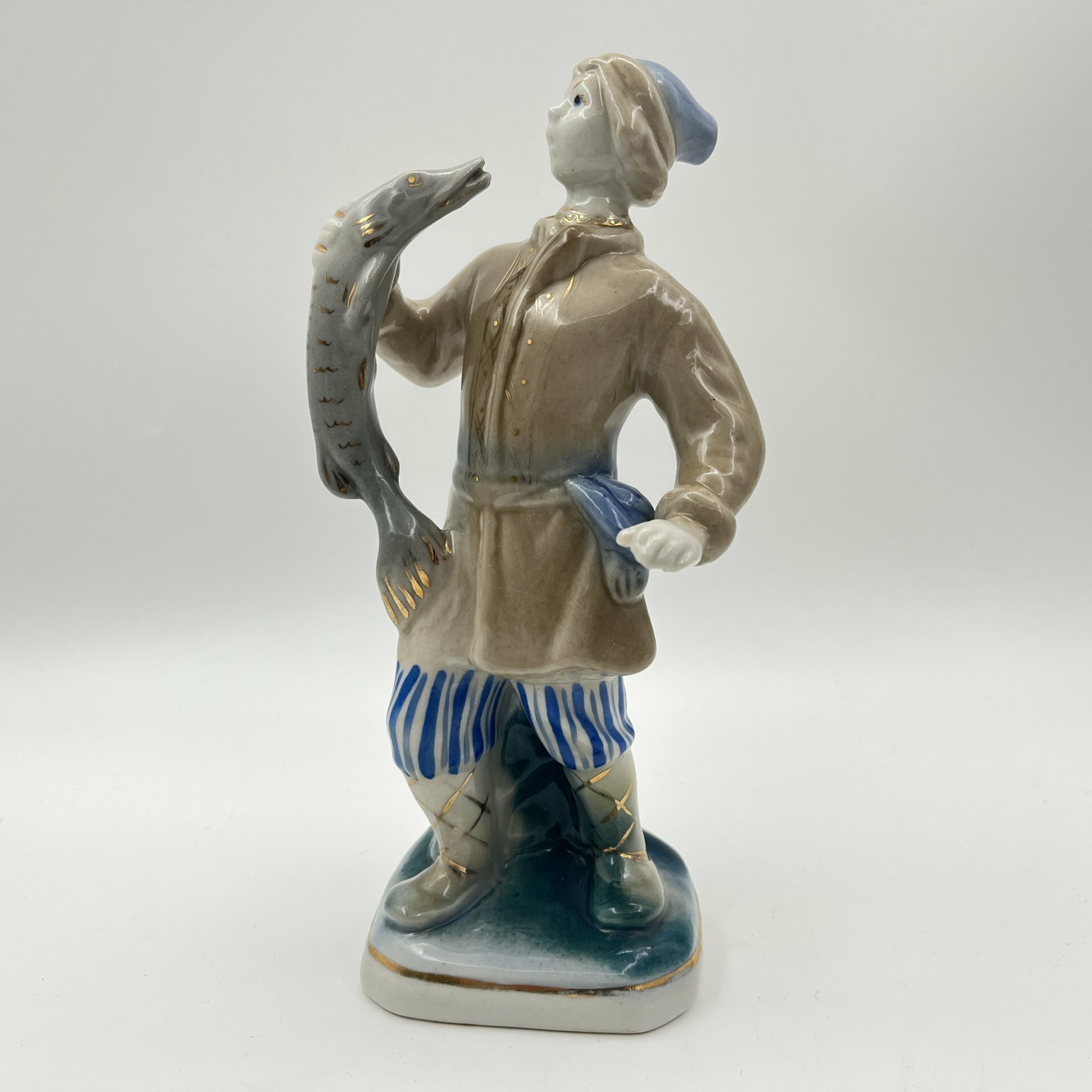 Статуэтка "Емеля со щукой", автор Т. Н. Сапожникова, фарфор, роспись, золочение