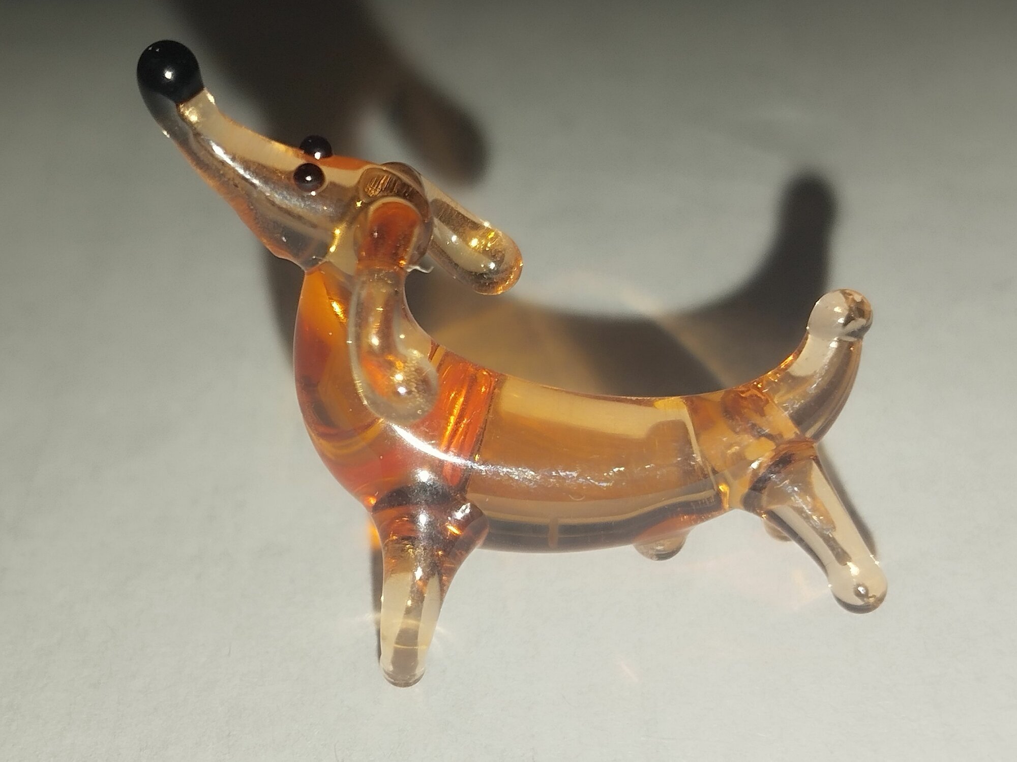 Стеклянная микро фигурка такса