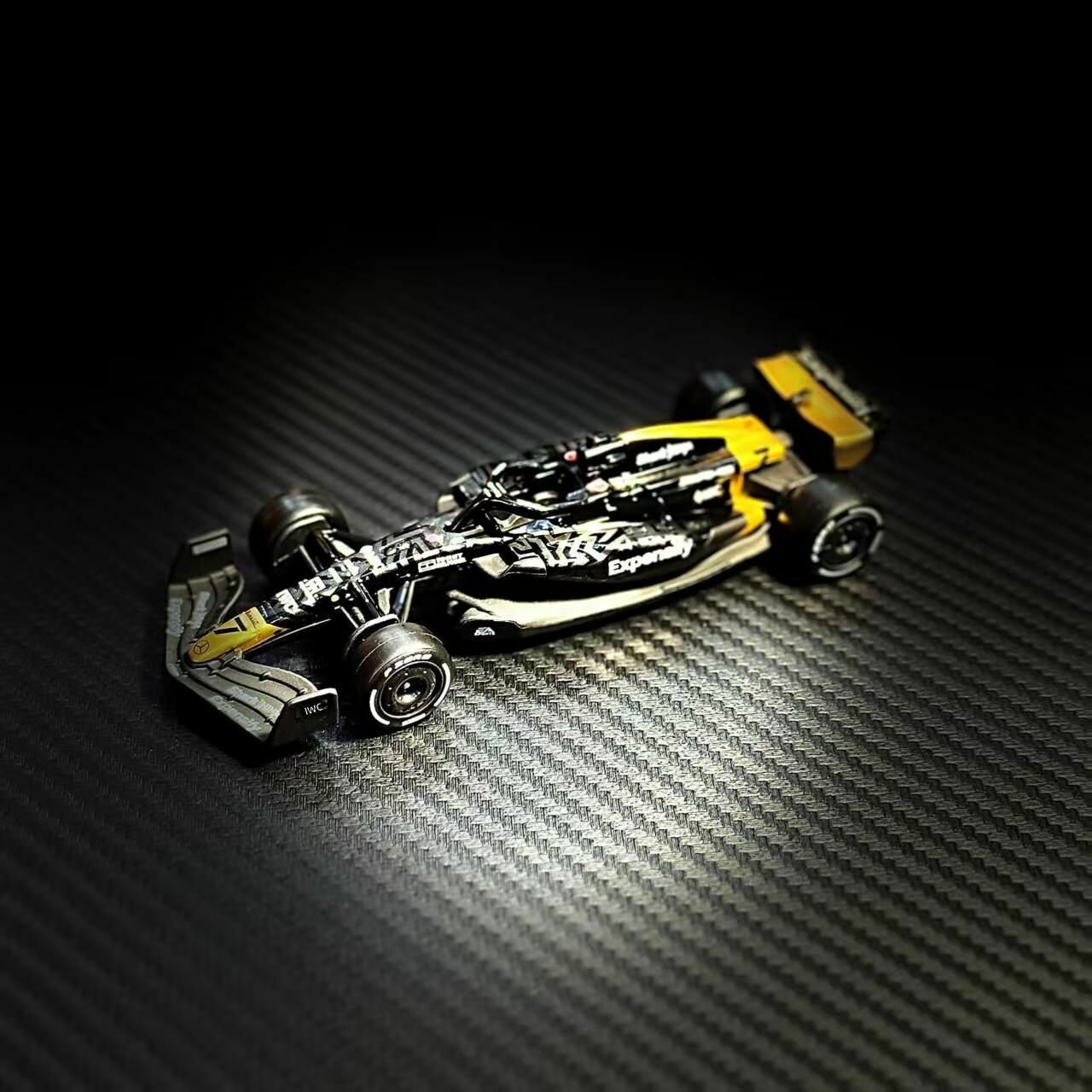 McDonald's F1 APX Racing Team Коллекционная модель автомобиля в масштабе 1:43, черно-золотая