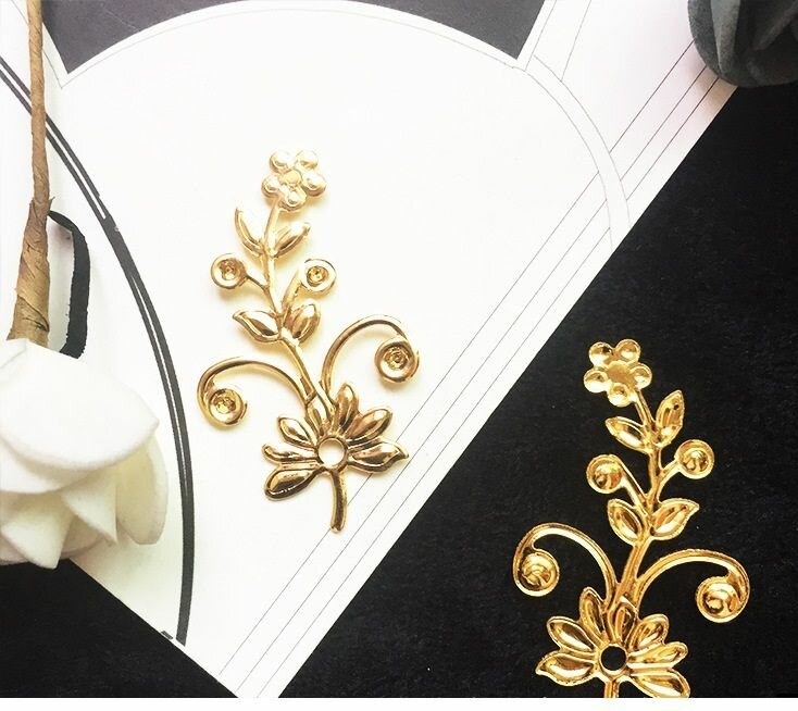 Филигрань - маленькая веточка с цветочками золото 40*32 мм 10 штук