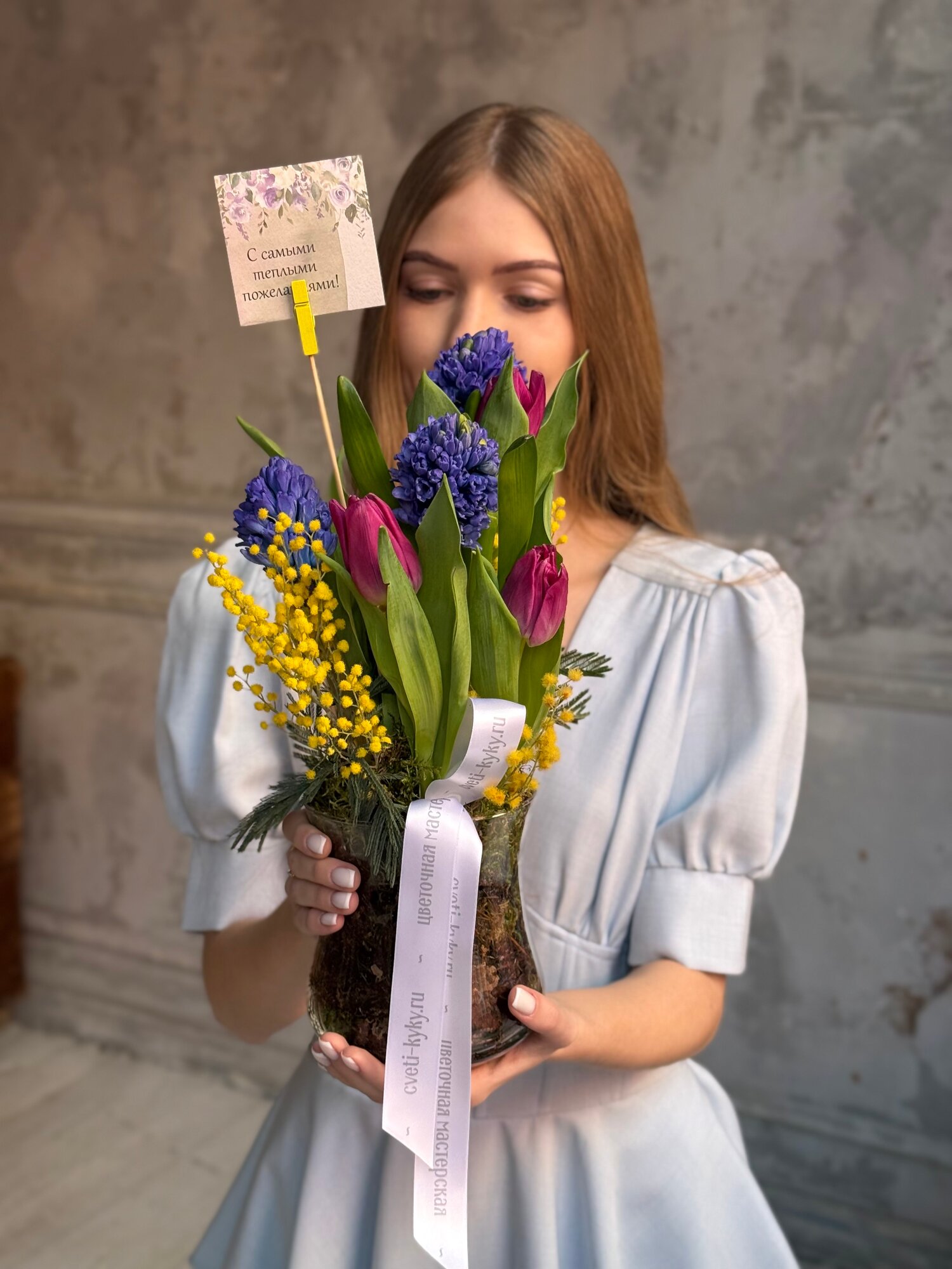 Букет с мимозой, тюльпанами и гиацинтами в стеклянной вазе "Первоцветы"от Цветы с Кукушкой