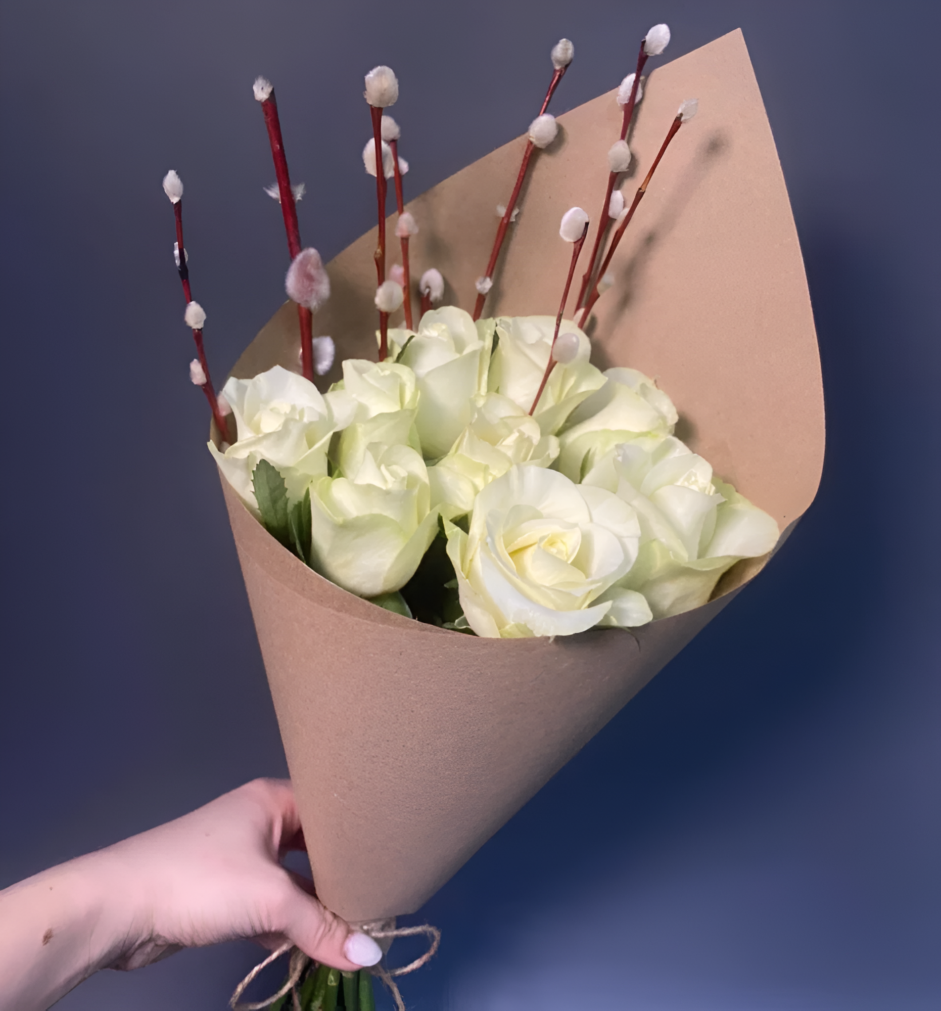 Букет FLORY LOVE из белых роз с вербой, крафтовая бумага, 9 шт