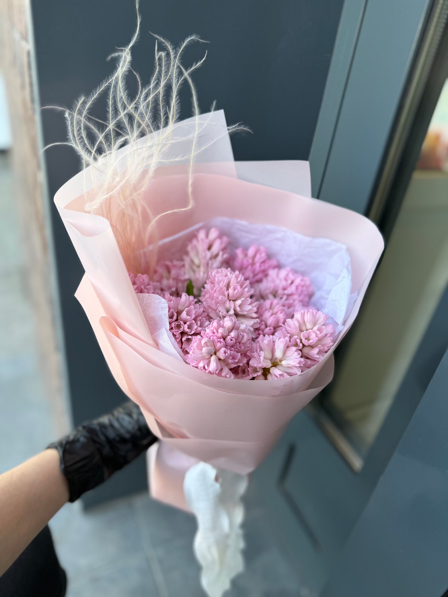 Ароматный гиацинт «ШУМ цветов» нежная композиция в упаковке под ленту