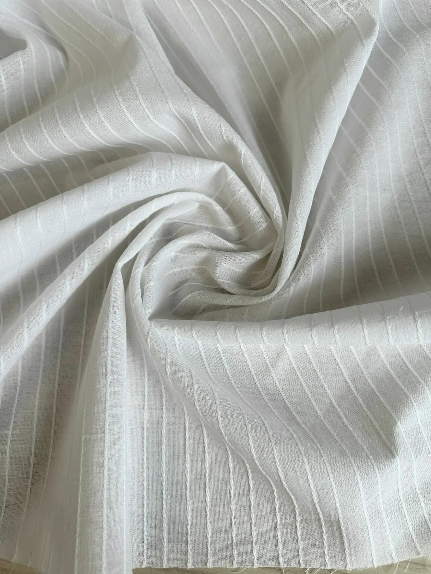 1м. Батист с вышивкой и мережкой, ткань для шитья и рукоделия. Хлопок 100% . Белый полоска. Плотность 110, ширина 140 см.