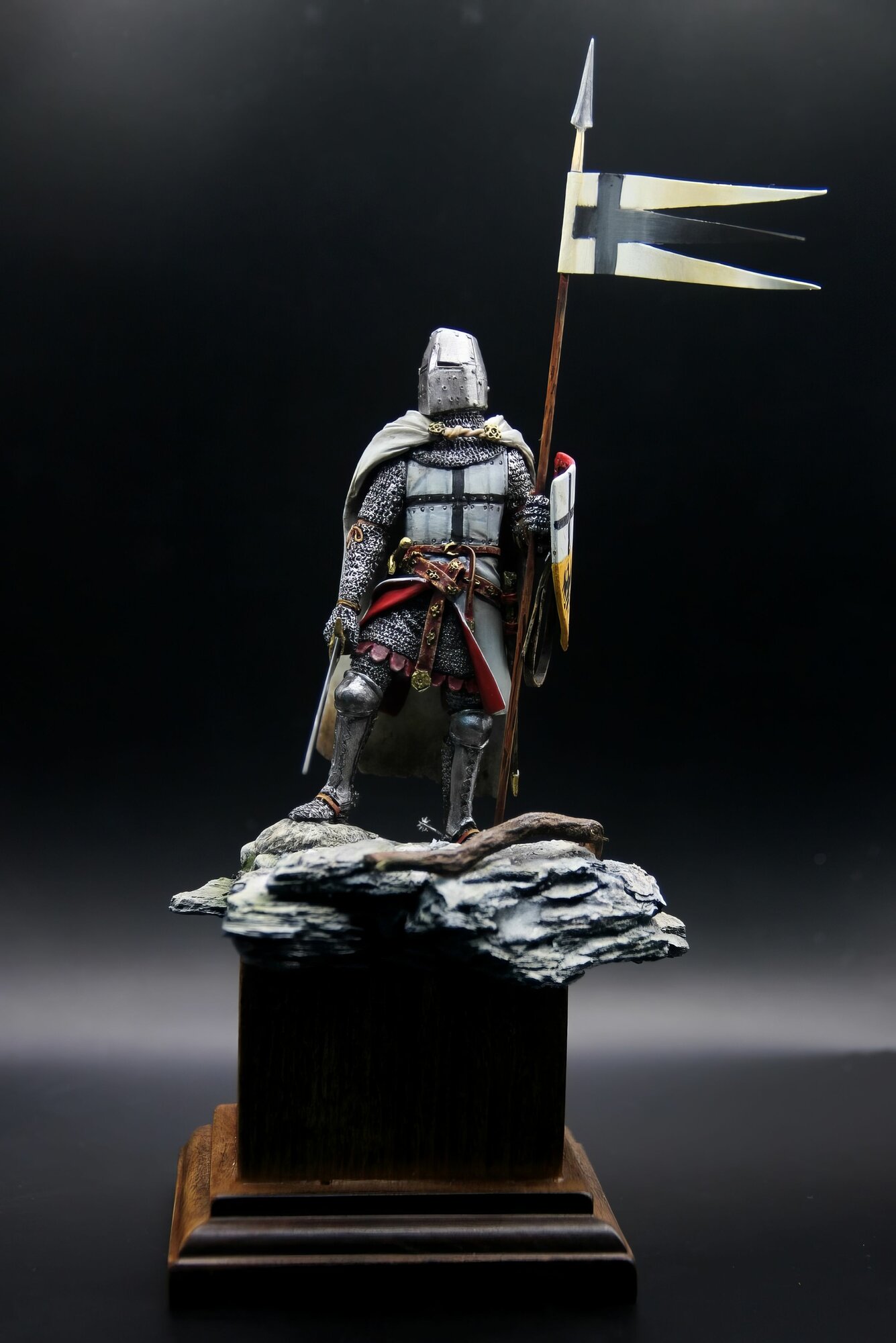 Тевтонский рыцарь, 13-14 века. Medieval Forge Miniatures, 55х55х190 мм, фигурка на деревянной подставке, композитная смола, оружие из стали