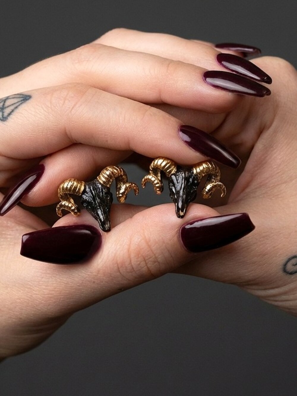 Серьги пусеты SILVER CLAW, размер 20 мм, черный/золотистый — фото 1