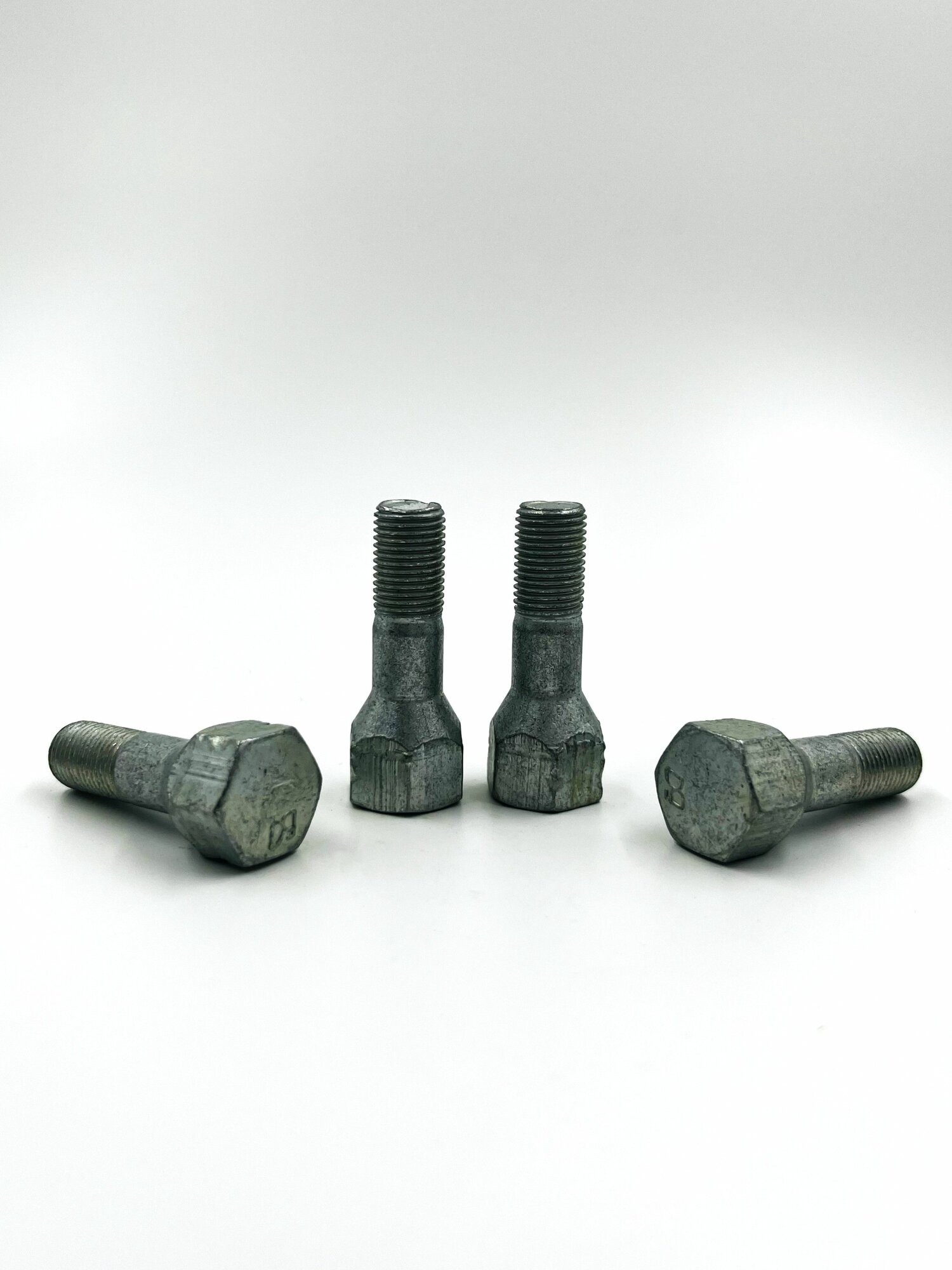 Болт крепления литого диска подходит для ВАЗ 2101-07 под ключ на 19 комплект 4 шт