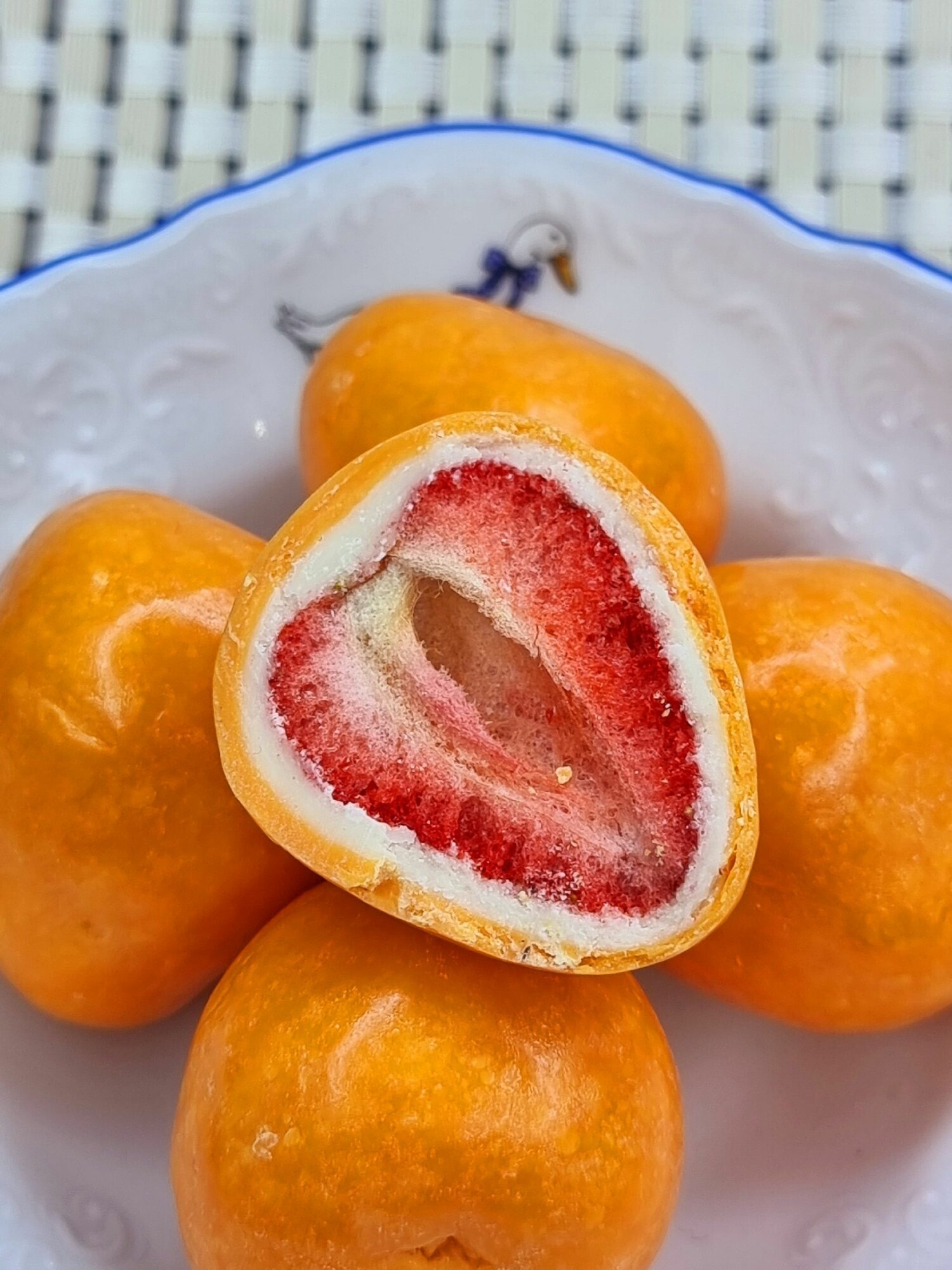 OrangeBerry клубника Natural драже клубника в белой шоколадной глазури 100 гр.