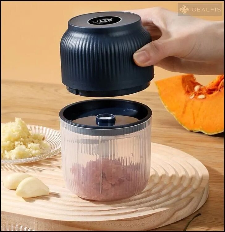 Портативный электрический измельчитель специй, овощей, фруктов, пищевых продуктов объёмом чаши 300 мл / блендер / куттер