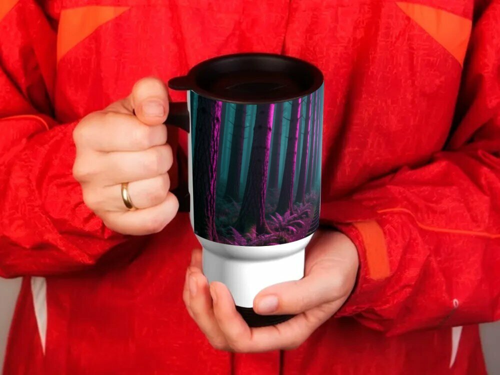 Тремокружка для авто с принтом "Неоновый лес со ступенями. Фантазийная чаща с каменной лестницей, уходящей в туманную даль. Высокие хвойные деревья, мистическое сияние." 0.5 л.