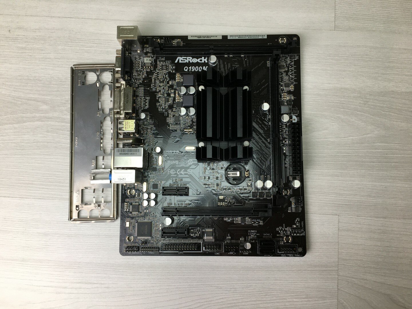 Мат. плата ASRock Q1900M Celeron J1900/2xDIMM DDR3/HDMI/VGA/DVI-D/Sb/USB3.1/GLan mATX