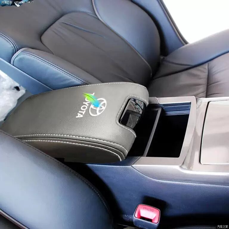 Накладка на центральный подлокотник Toyota Crown 2005-2009, черная кожа с серыми полосами, с логотипом, автомобильный