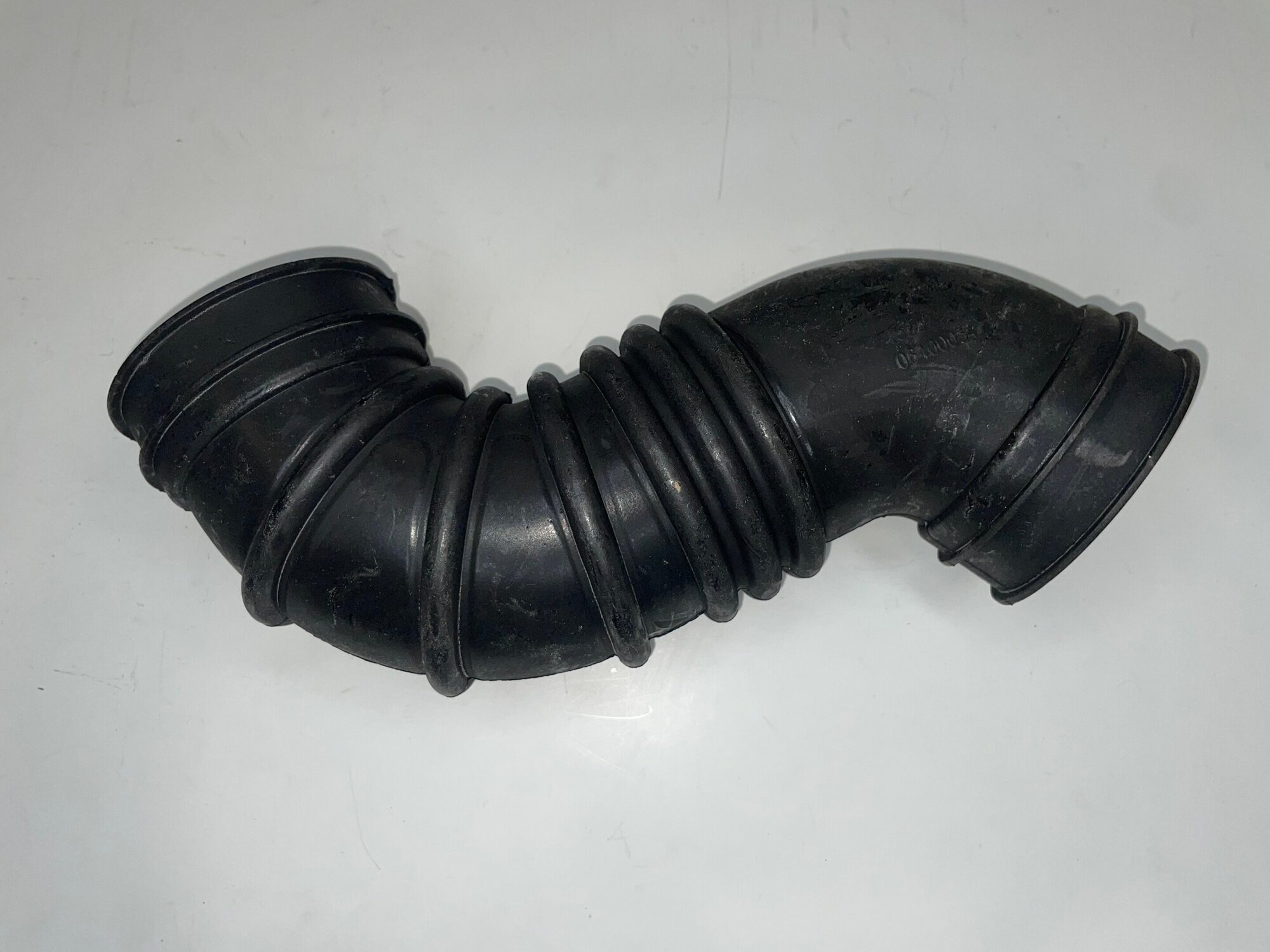 Патрубок фильтра воздушного Geely Emgrand EC7 [1.5 16V 5MT седан] 1064000034