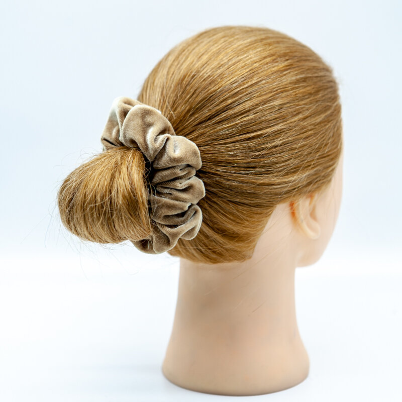 Резинка для волос текстильная бархатная, объемная, бежевого цвета