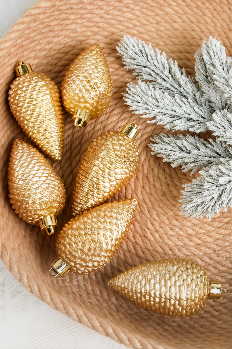 Набор шишки еловые золотые, пластик, 8 см, 6 шт, Винтер Деко (Winter Deco) 028570
