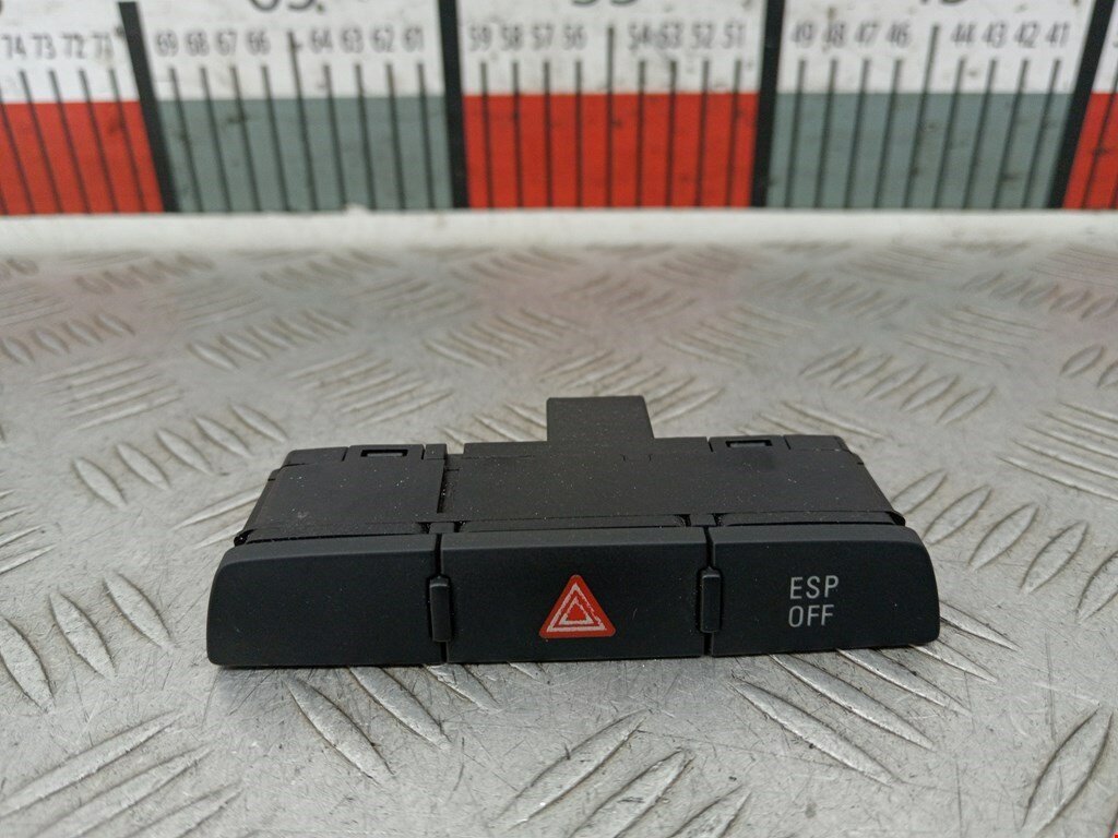 Кнопка аварийной сигнализации Audi Q7 4L 4L1927137A арт. 2271524