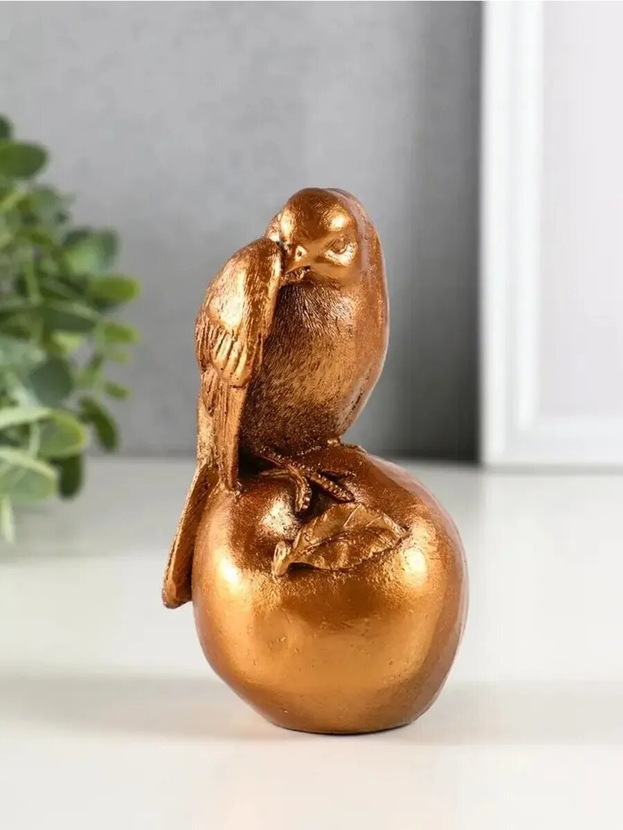 Элегантная бронзовая фигура птицы на яблоке