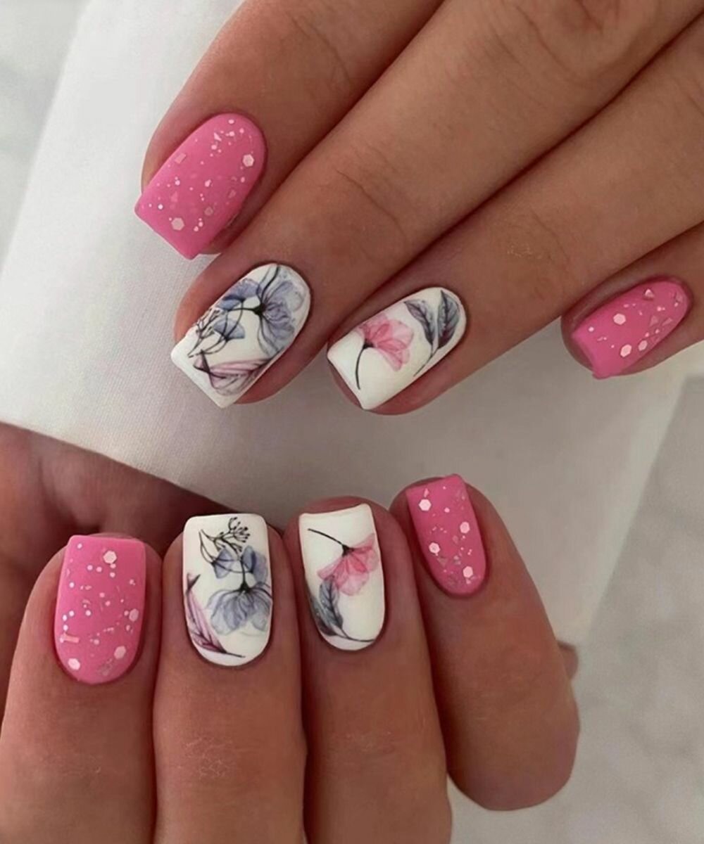 24 штуки квадратного матового однотонного маникюра средней длины.