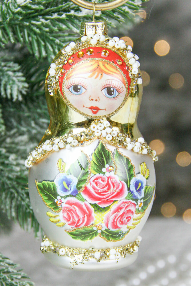 Стеклянная елочная игрушка матрёшка С жемчугами в сатиновом сарафане, светло-золотая, 12 см, Goodwill YA92472-1