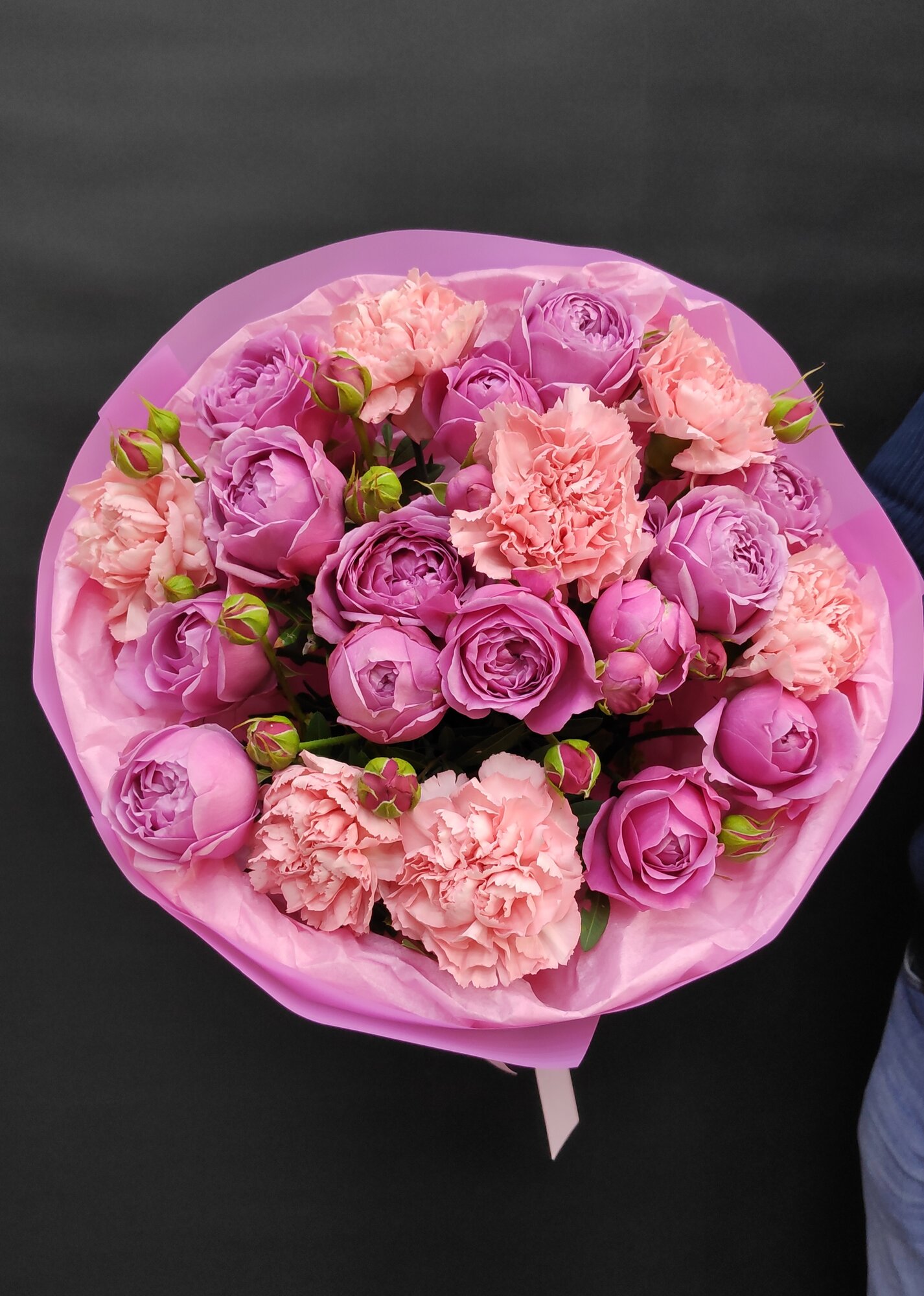 Авторский букет из кустовых пионовидных роз и диантусов, высотой 50см. в коробке с аквабоксом