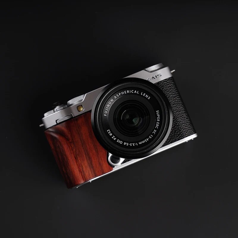 Fujifilm X-M5 с ручкой из красного дерева