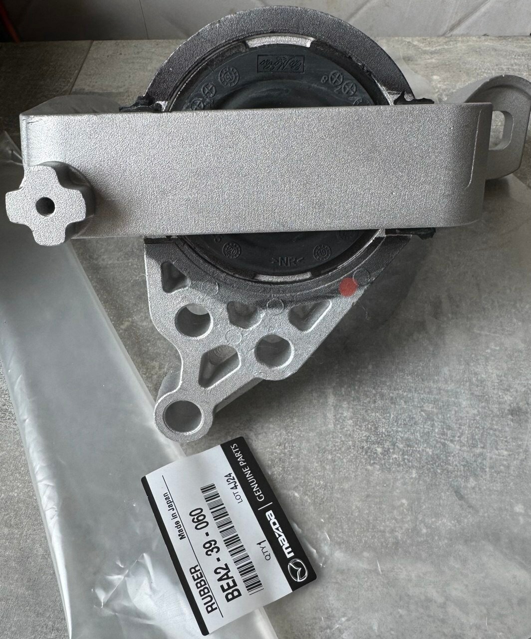 BEA239060 Оригинальная опора двигателя Mazda