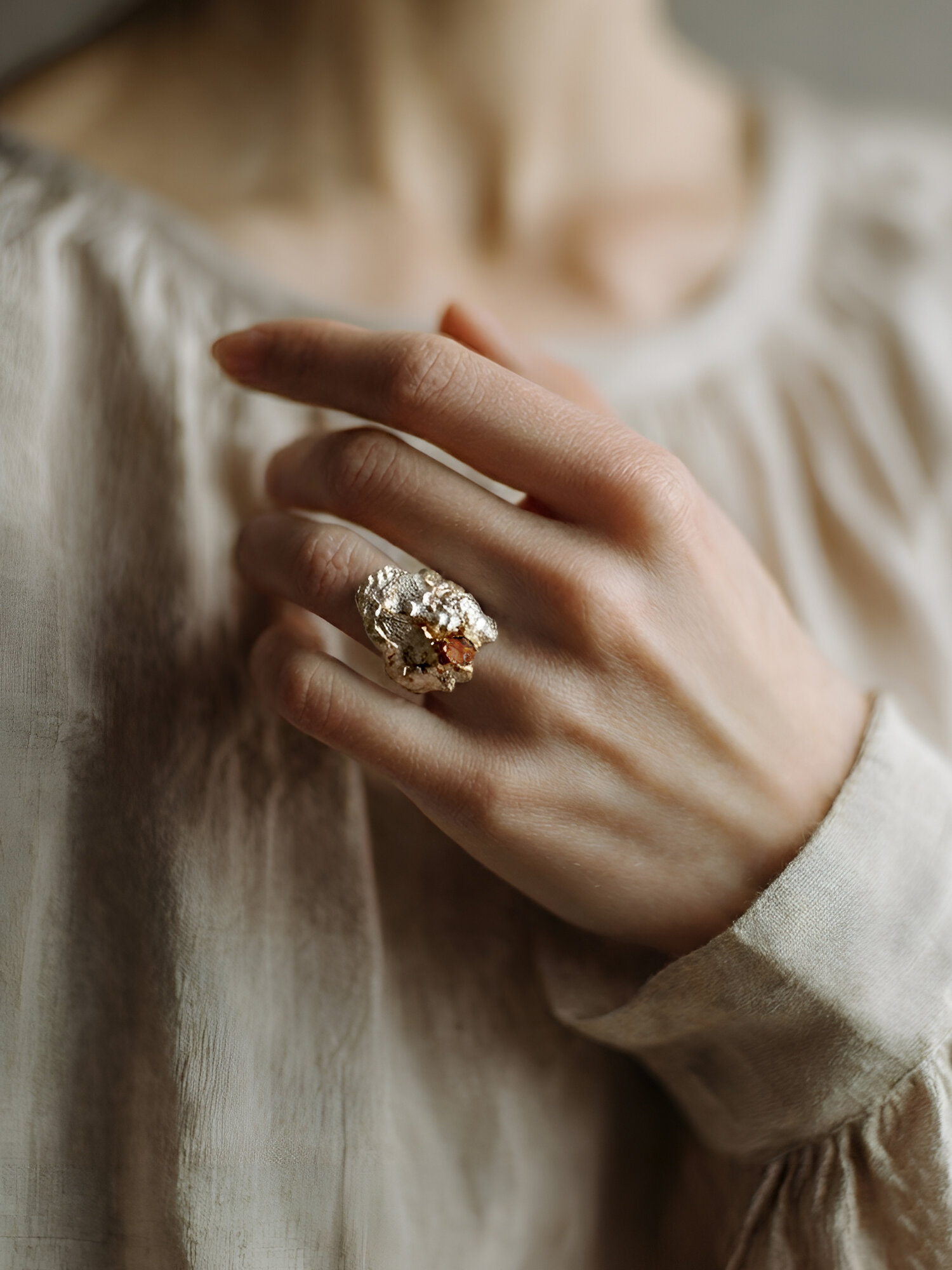 Перстень, серебро, 925 проба, серебрение, золочение, гранат