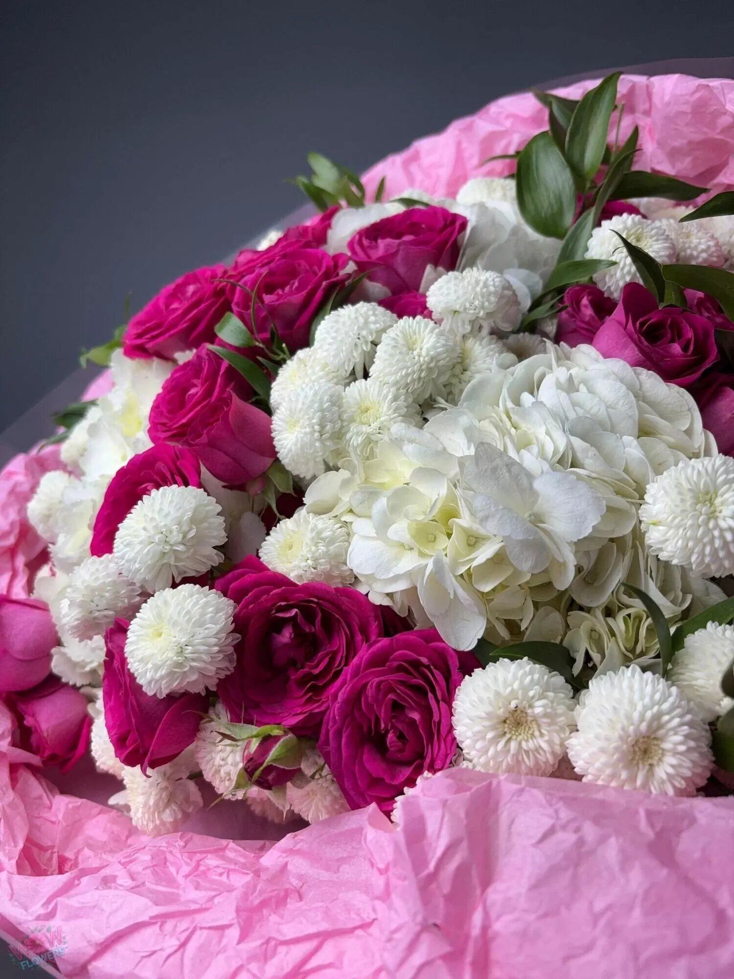 Букет "Изысканный подарок", кустовые розы, хризантемы, гортензии, рускус, 18 шт