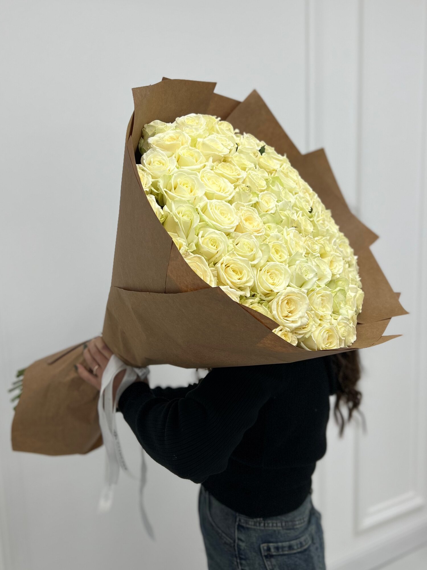 Гламелия цветы «Белое облако»: 101 роза Avalanche в крафте – купить свежие цветы с доставкой в Москве