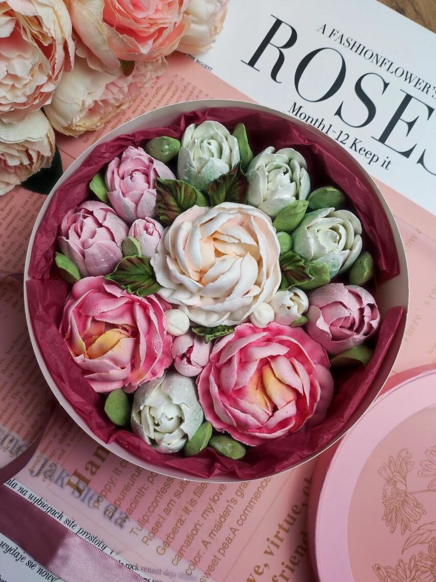 Коробка с зефирными пионами и тюльпанами D20