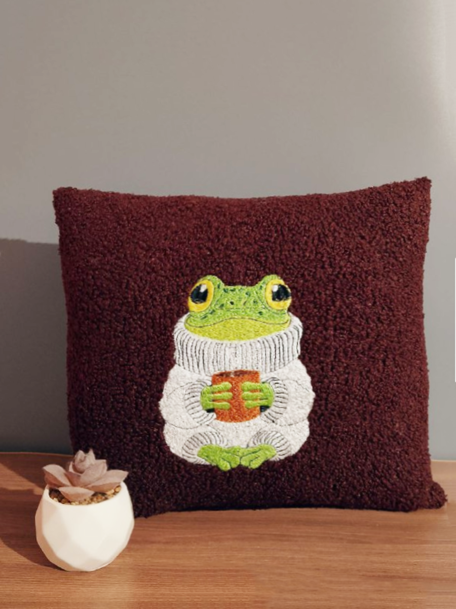 Подушка декоративная букле с вышивкой "Жаба в белом свитере" 30х30 см, цвет бордовый