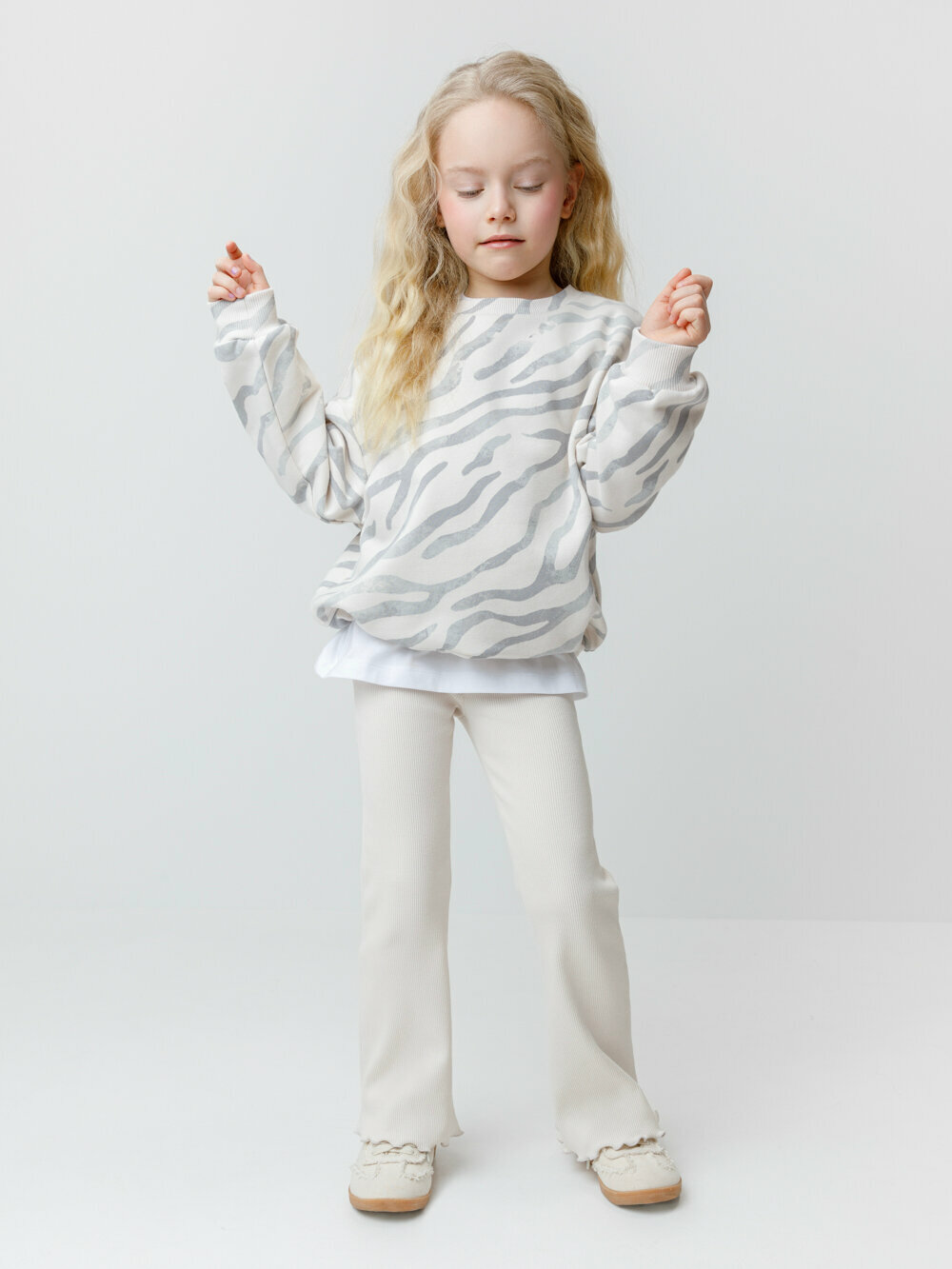 Брюки трикотажные клеш с принтом для девочки