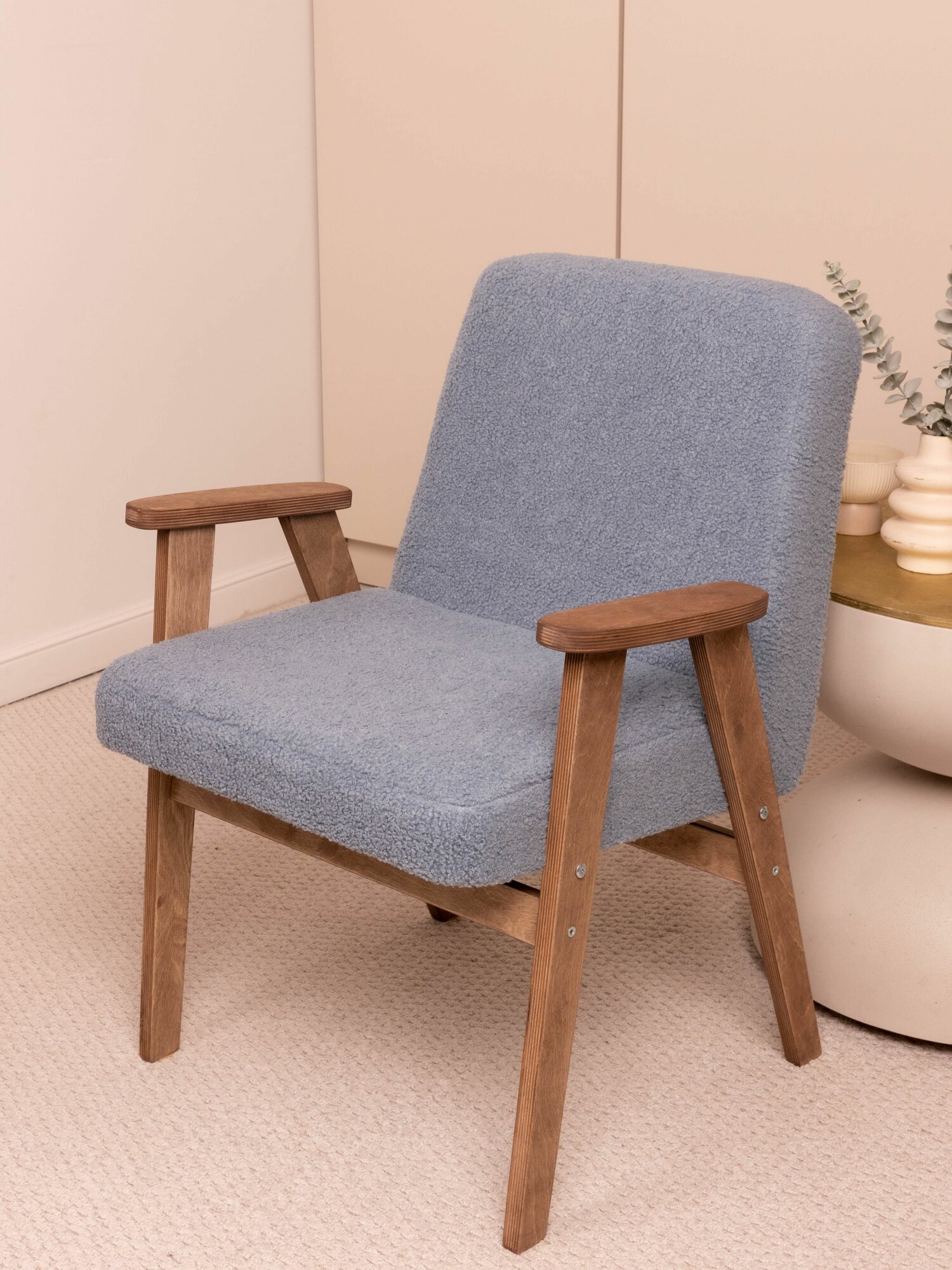 Кресло мягкое для дома и дачи Галант на высоких деревянных ножках с подлокотниками